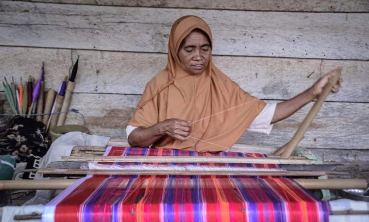 Foto: Merajut Benang Menjadi Kain Khas Buton - Penasultra.id
