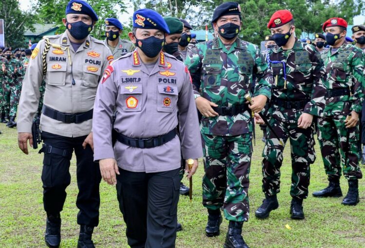 Kapolri dan Panglima TNI Beri Motivasi Prajurit TNI-Polri di Papua - Penasultra.id