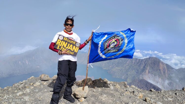 Yanni Krishnayani Kibarkan Bendera PWI di Puncak Rinjani - Penasultra.id